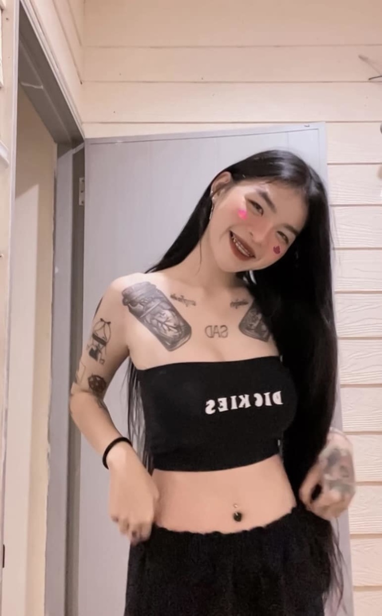 เปิดวาร์ป น้องอ๋อม Yosita Wongsa เน็ตไอดอลสาวสักลาย หน้าคม อกบึ้ม